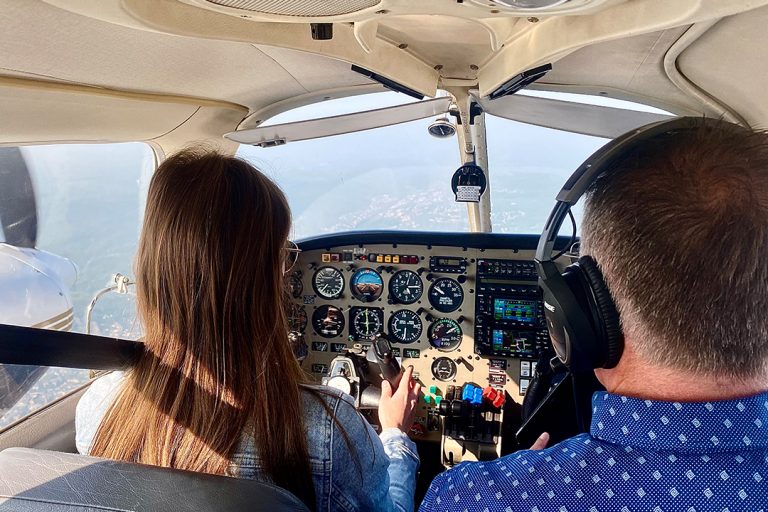 Zuerst Kabine, dann Cockpit: Der Condor-Werdegang von Copilotin Laura ...